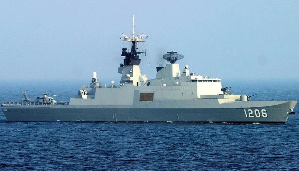 A confrontation broke out in the Taiwan Strait. One 052D ship faced two Taiwan ships. The two ...