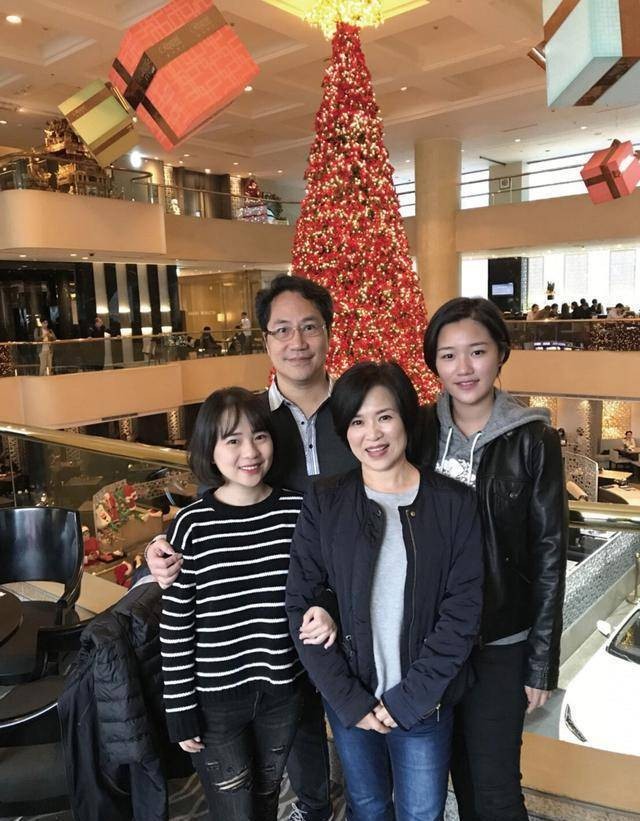 Yang Yue'e's daughter posted a graduation photo. She suffered from ...