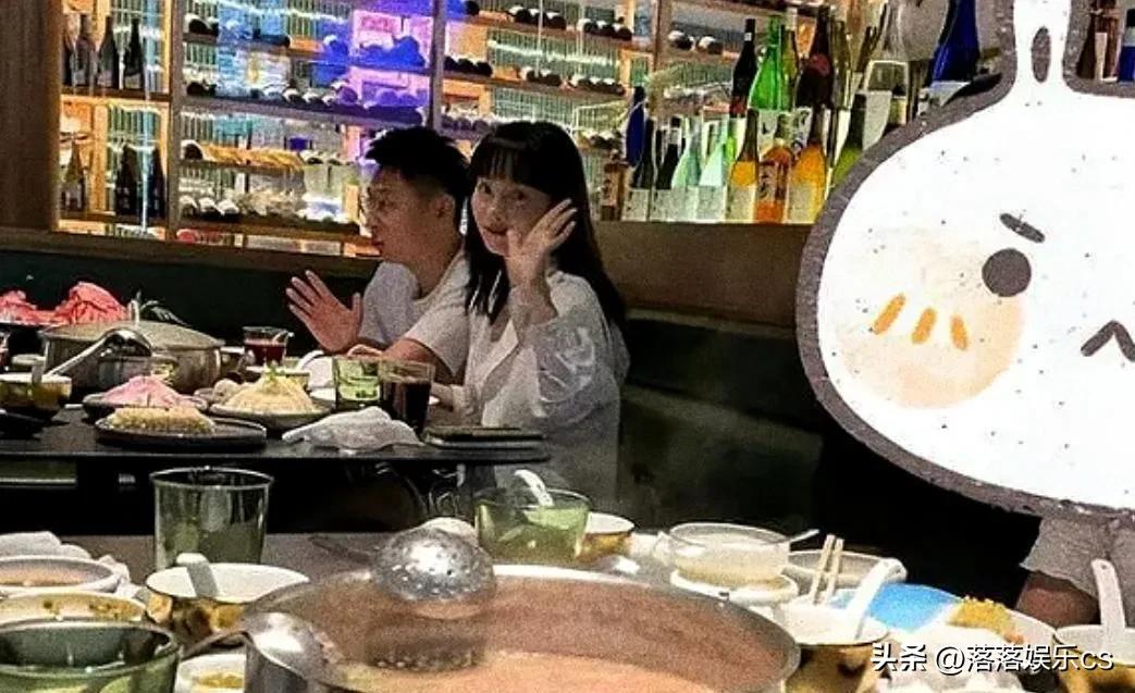 Mai Chao Shao Qing is out on a date!The woman wears a "men's shirt" and ...