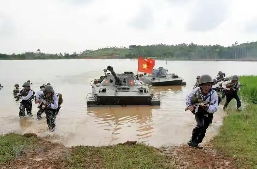 The Thai Marines show new amphibious vehicles to new students, VN16 ...