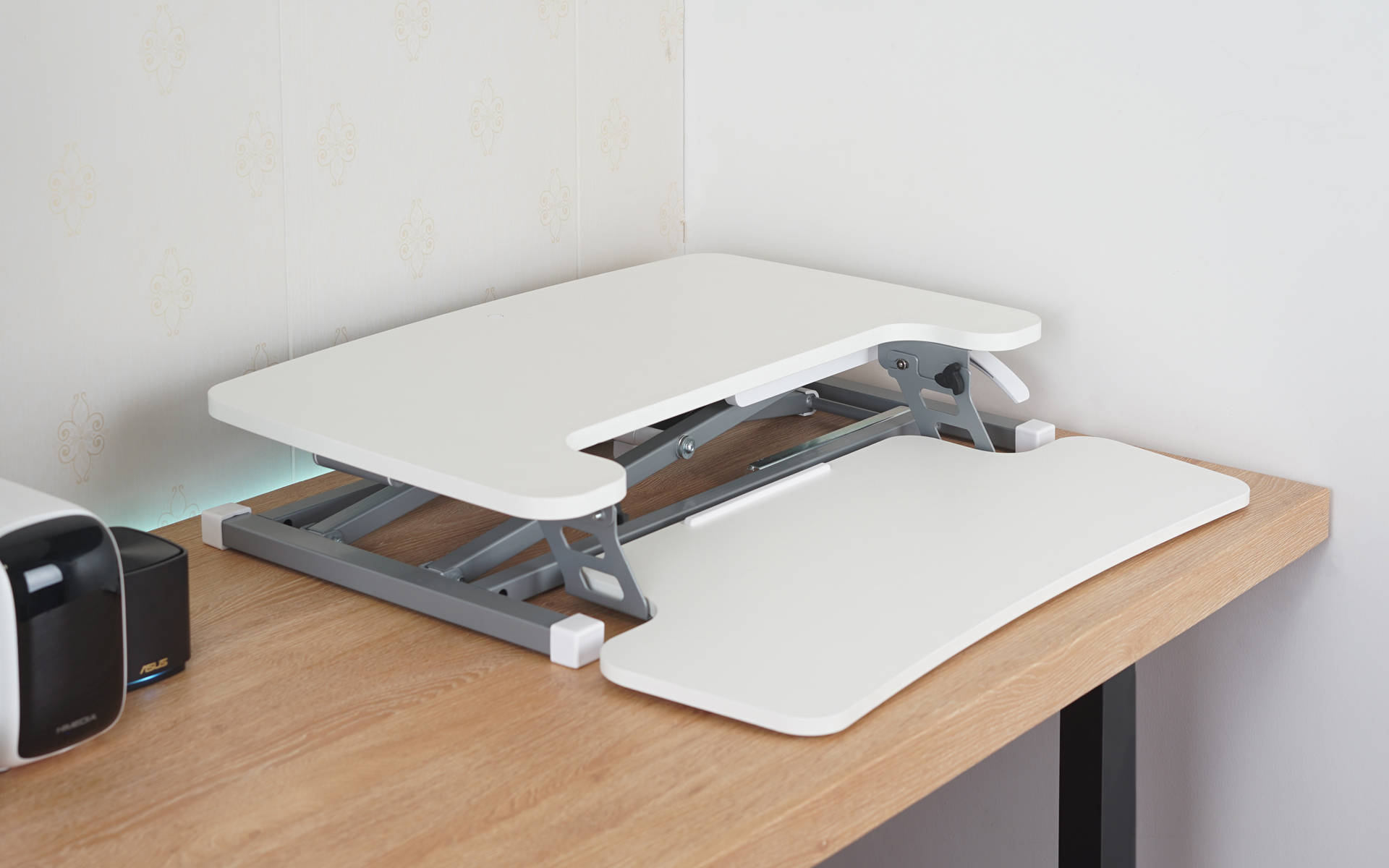 An efficient office tool, Lege MX1 Lifting Workbench, makes work easier ...