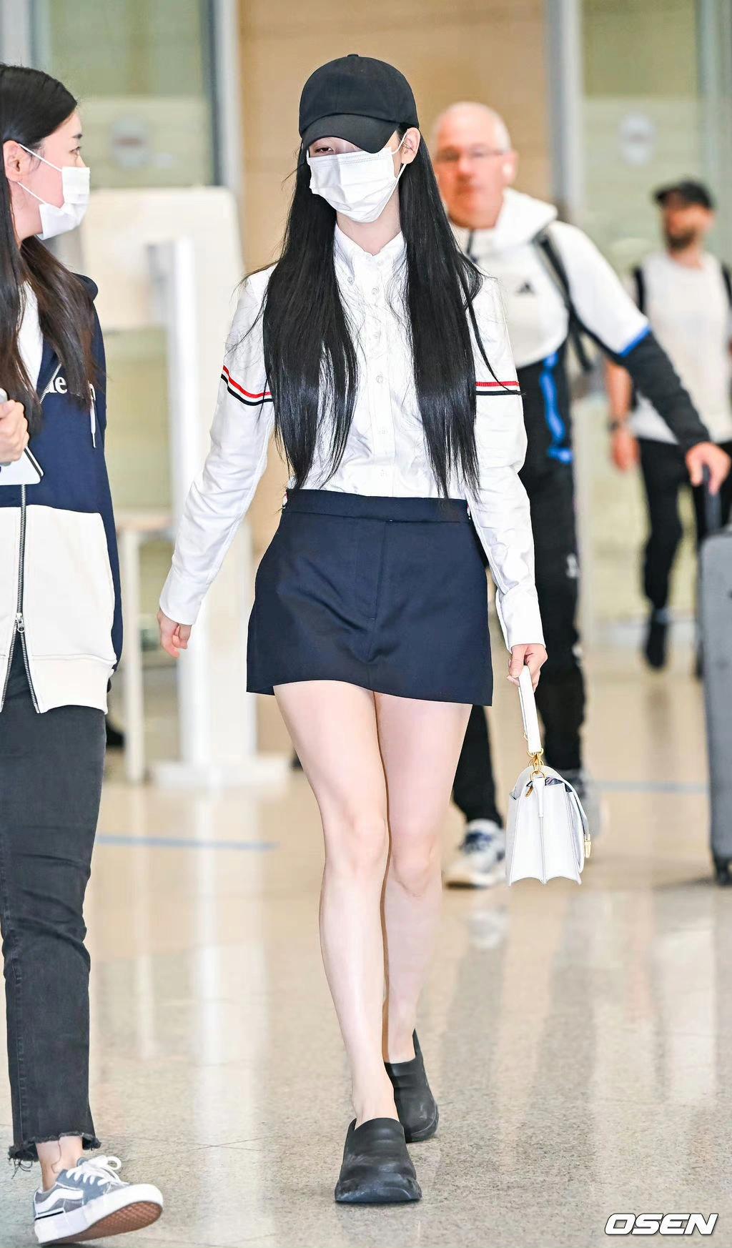 Aespa member Ryu Jimin wore a stunning outfit at Incheon Airport after ...