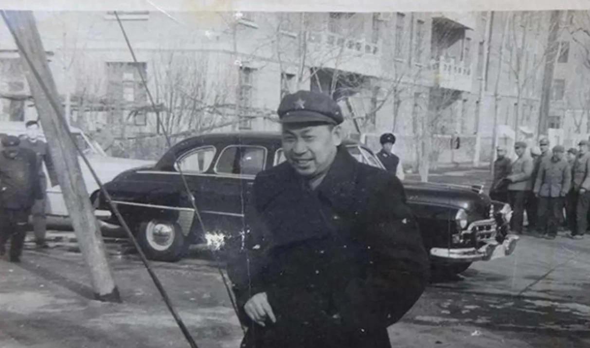 He ranked higher than Huang Yongsheng in the Corps, but he did not ...