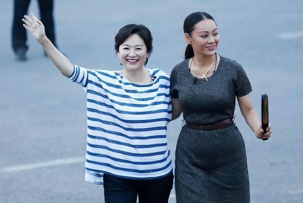 Brigitte Lin is quiet in the same frame, dressed in ordinary but ...