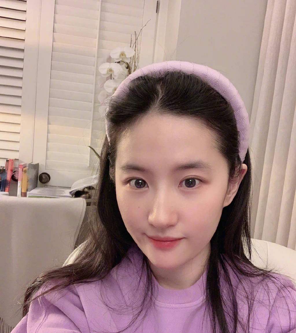 Liu Yifei visited Universal Studios by chance, dressed up low-key ...