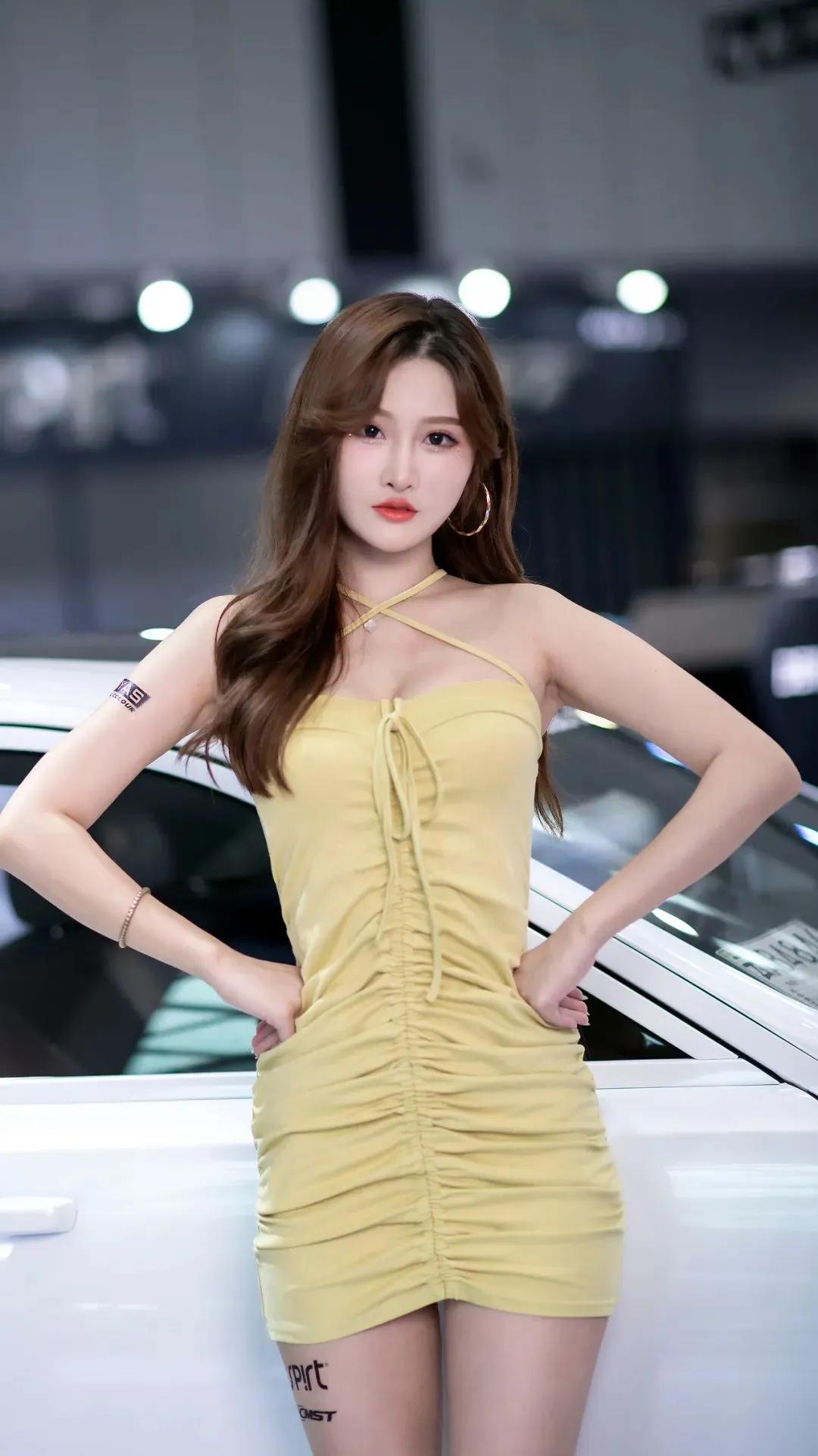 Sexy beauty car model photo - iNEWS