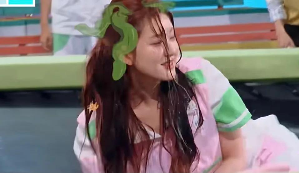 Qin Xiaoxian and Zhang Yanqi do not follow the rules to splash each other, Zhao Lusi becomes the ...