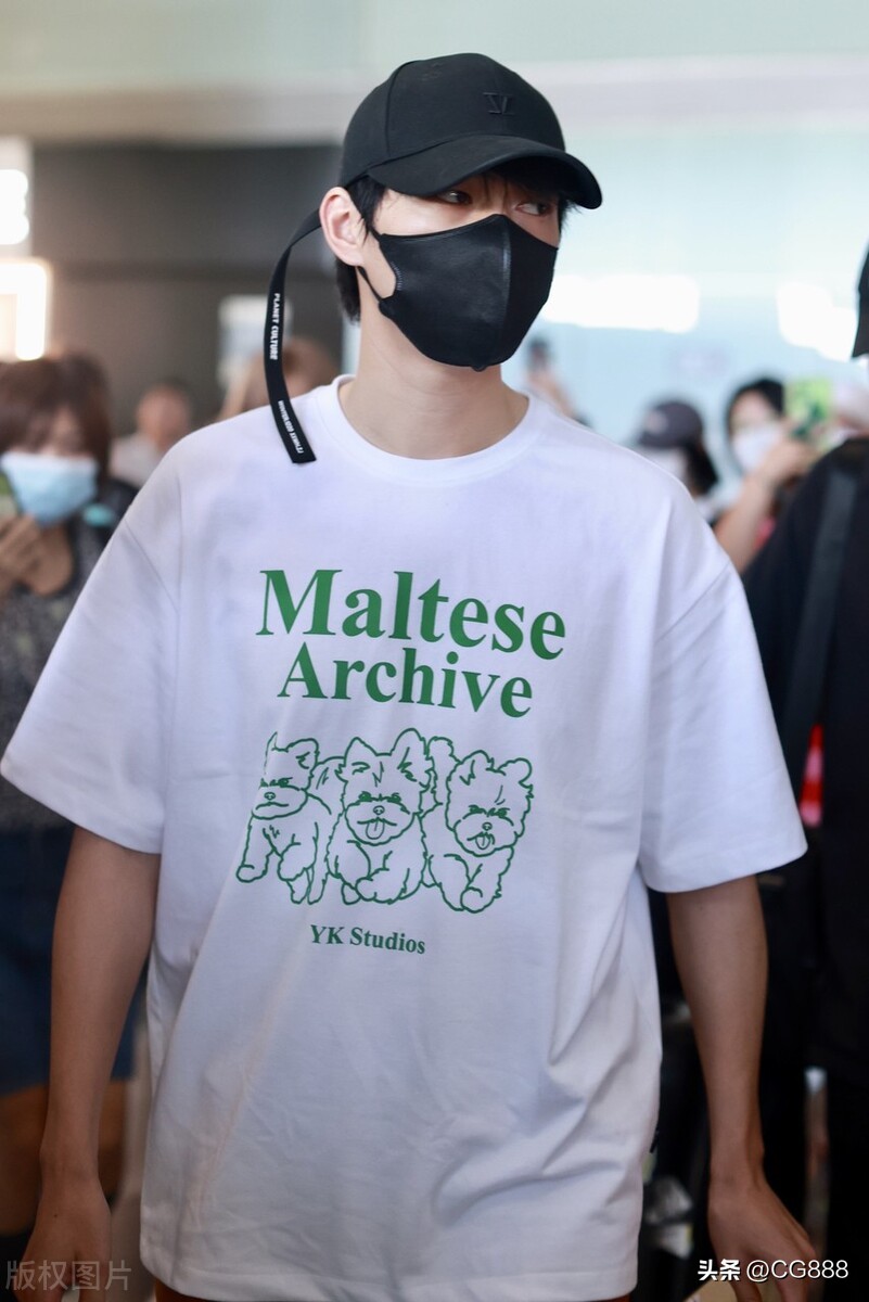 Wei Daxun appeared in Beijing Airport star airport photos - iMedia