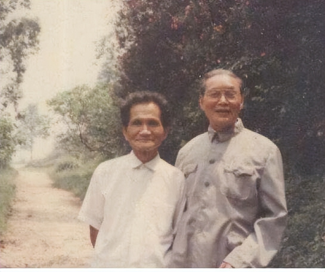 Shen Zui went to Hong Kong to visit relatives, the little girl asked ...