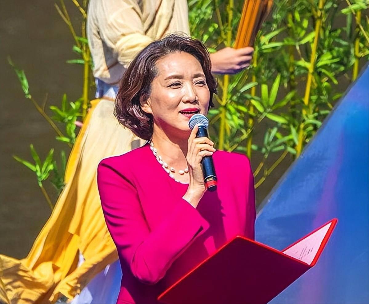 CCTV female anchor Li Xiuping married her husband 10 years older than ...