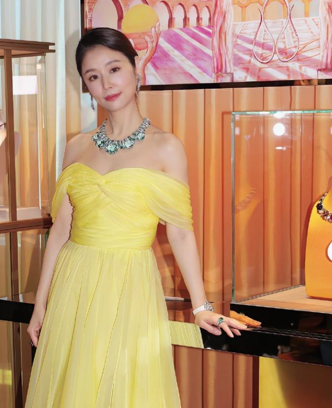 Ruby Lin attended the event, wearing a black deep V dress with hips ...