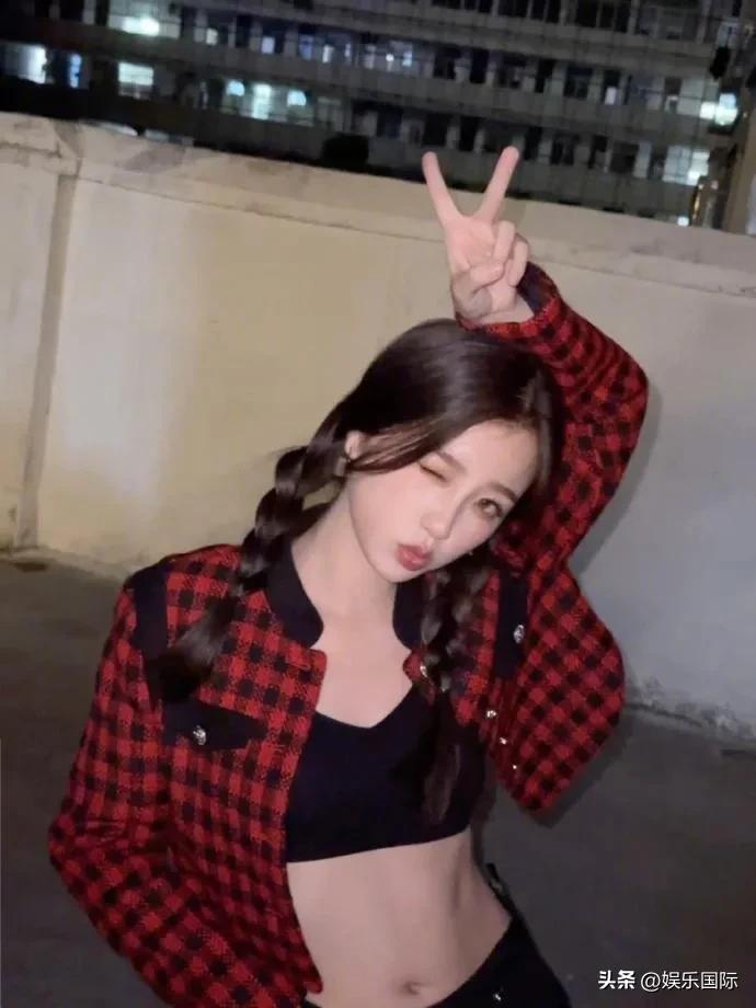 Yu Shuxin wears a plaid dress to show off her abdominal muscles and ...