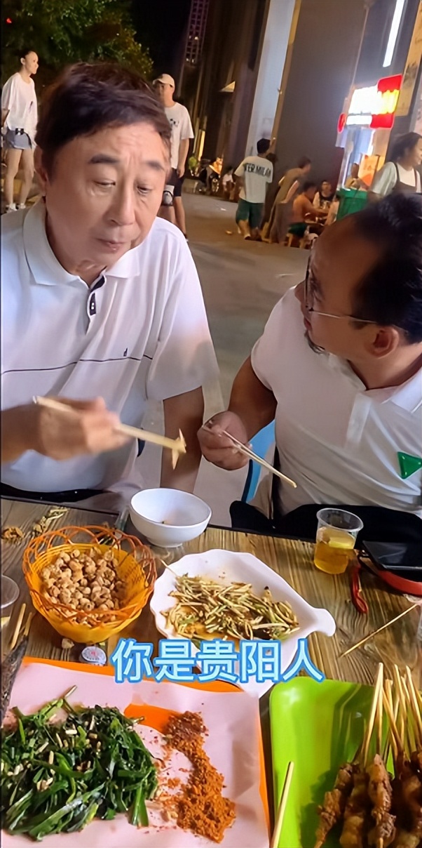 64-year-old Feng Gong is not particular about making skewers on the street. - iNEWS