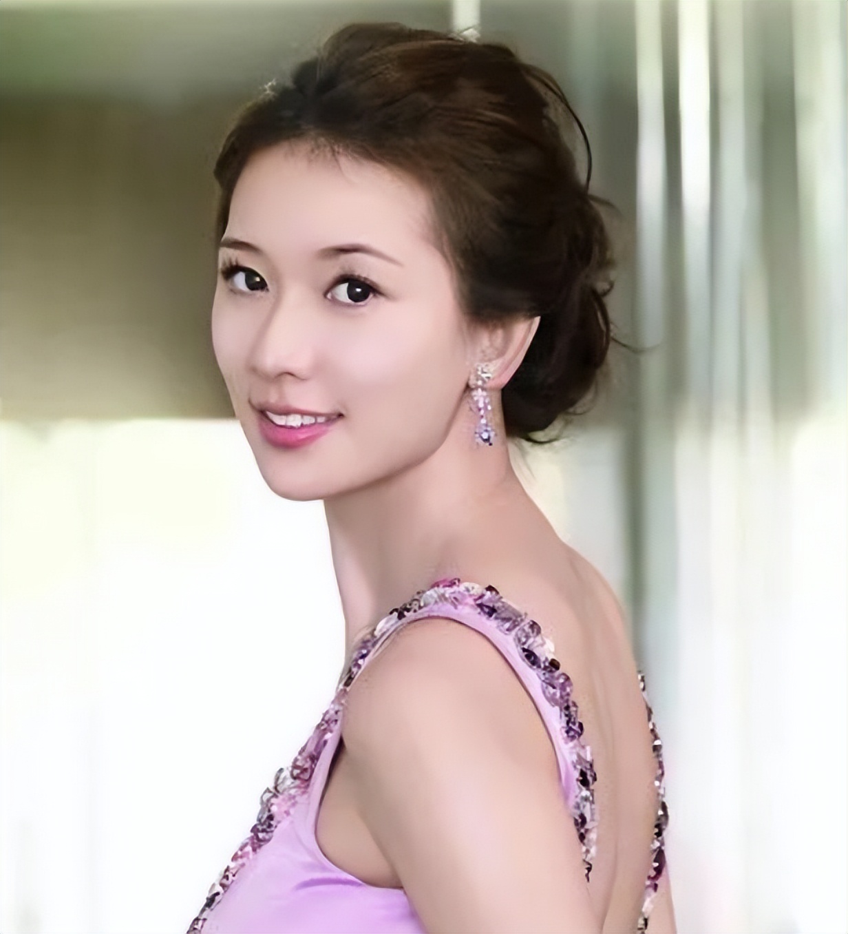 A recent photo of Lin Chiling, this face also scares me, domestic ...