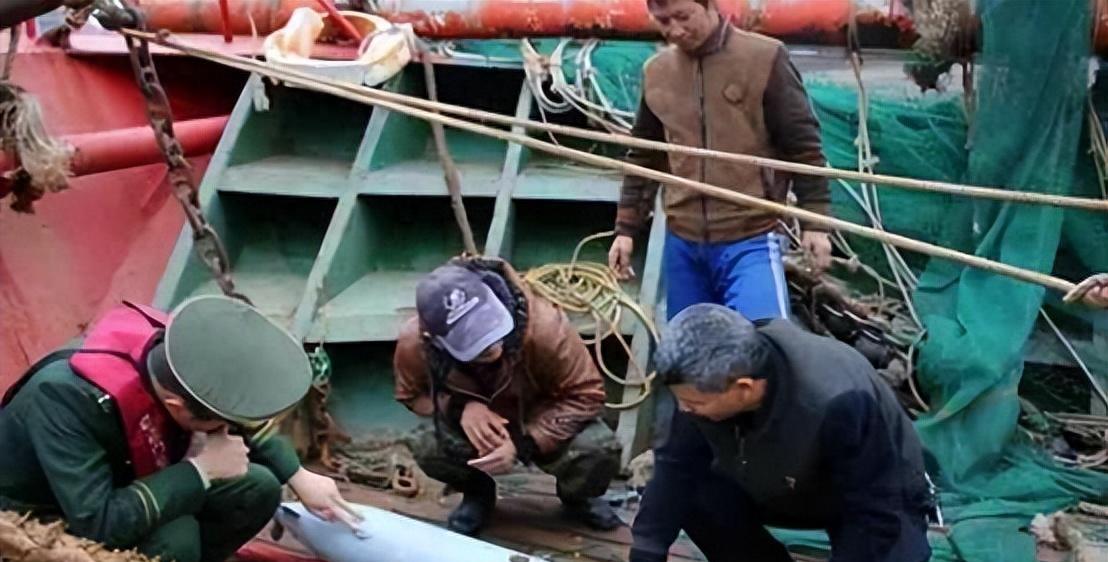 Chinese fishermen pick up spy equipment from fishing and are not afraid ...