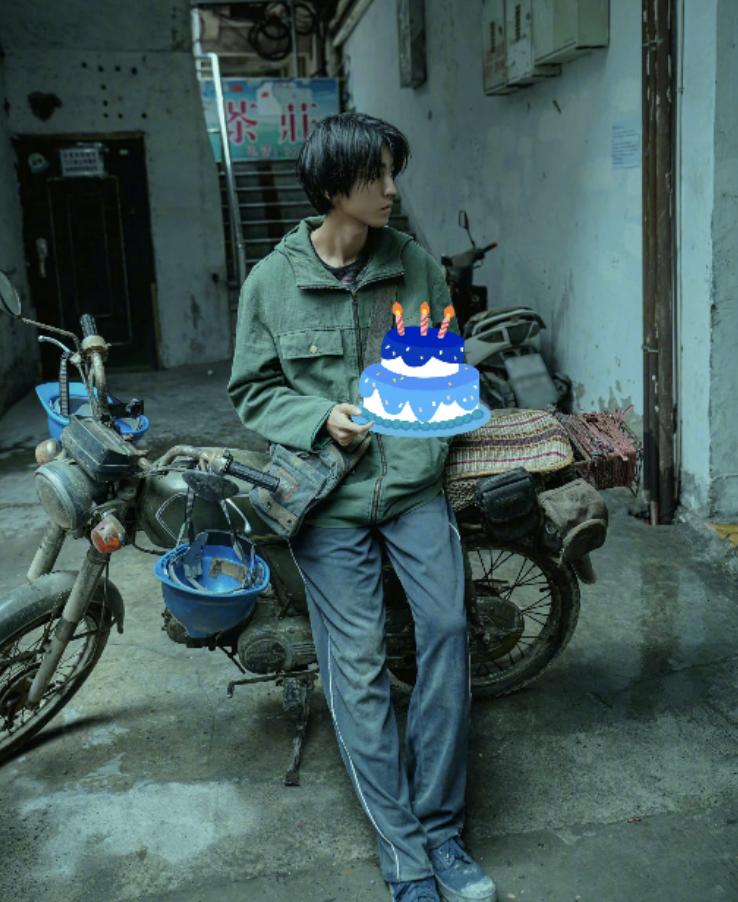 On Wang Junkai's 23rd birthday, Wang Yuanyi and Qianxi celebrated his brother's birthday at 0:00 ...