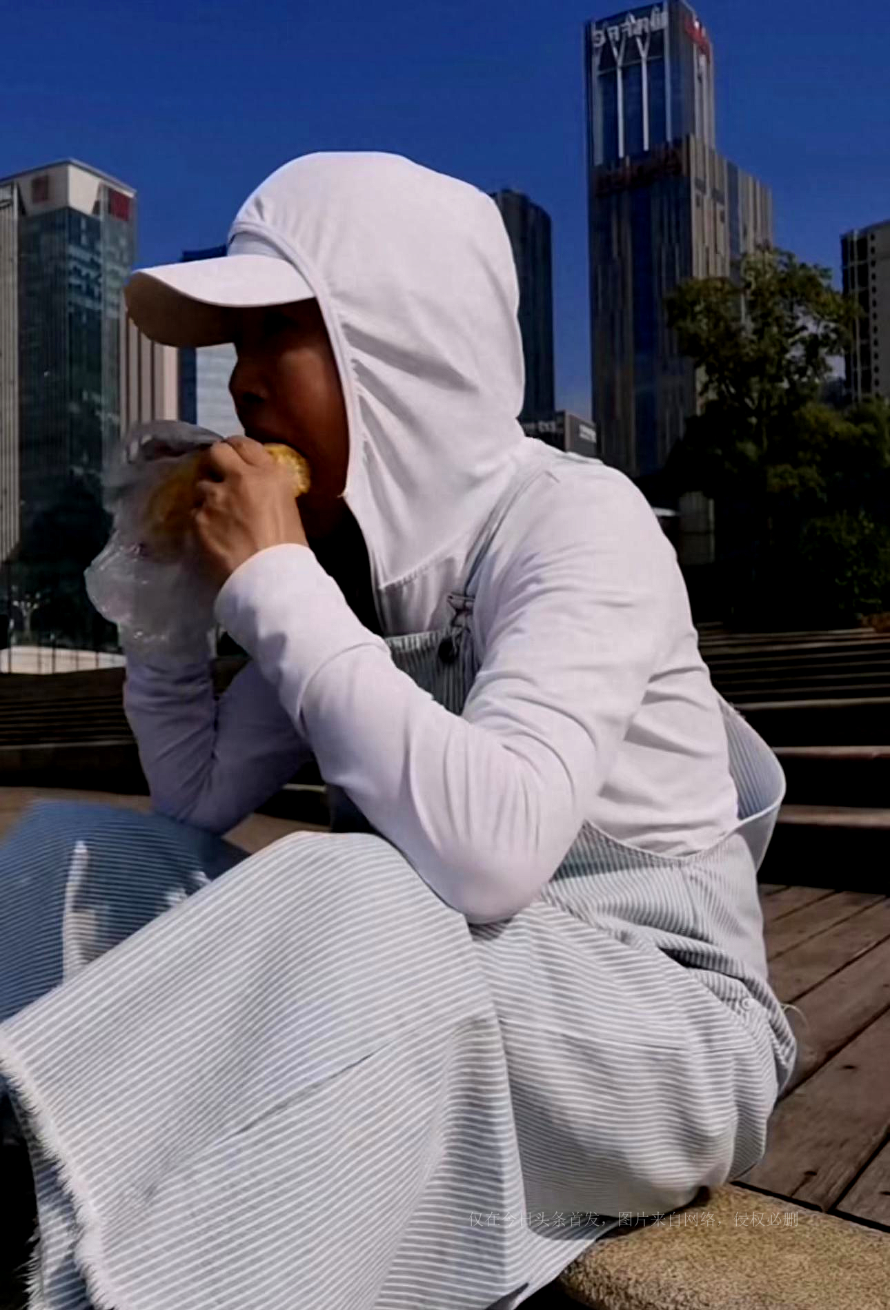 Tian Zhen appeared on the roadside in Changsha eating corn. He was very ...