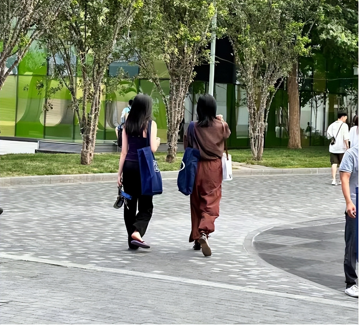 Li Yan and Haiha Jinxi are as close as sisters when shopping: Actually ...