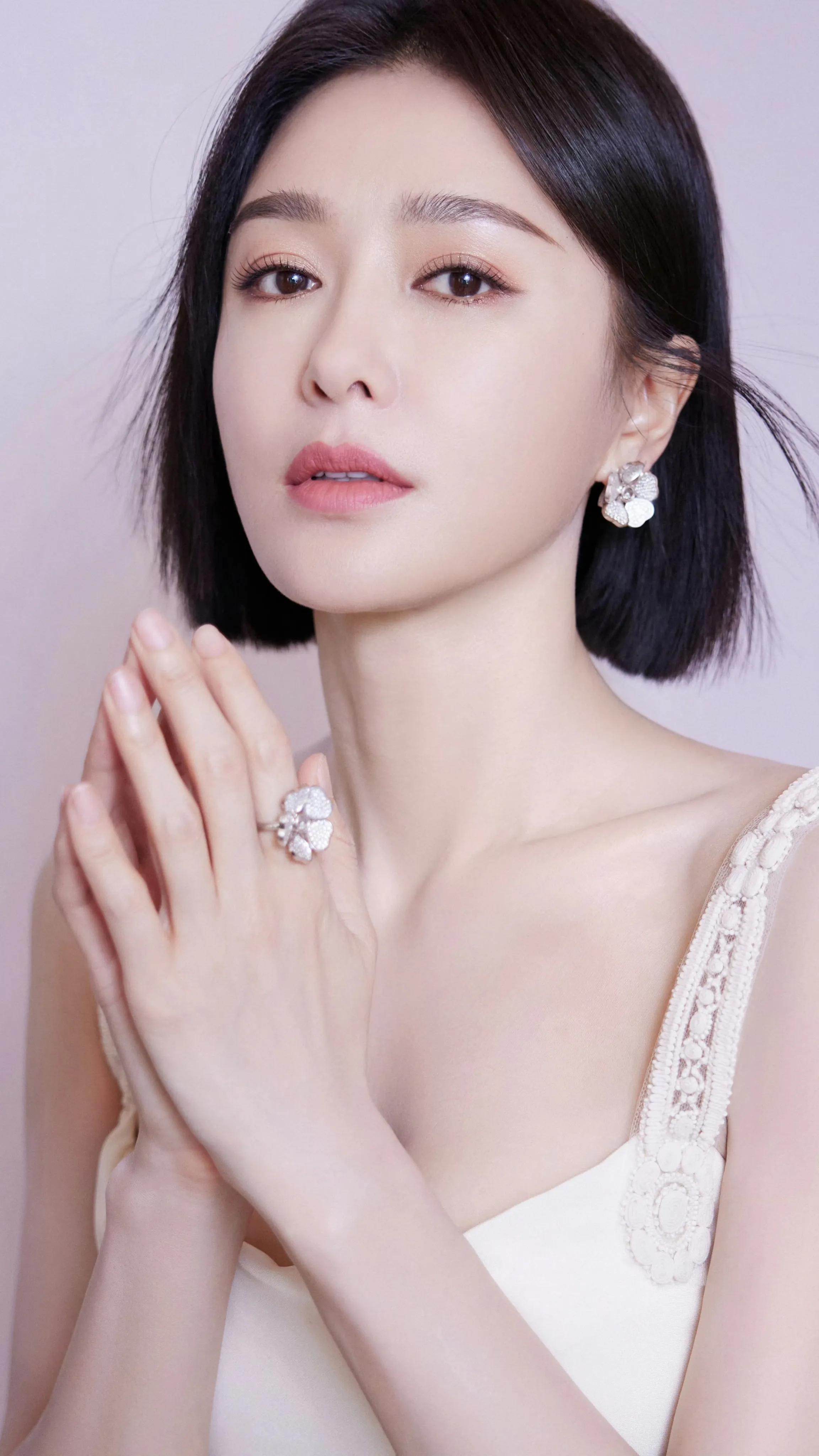 Qin Lan's pure white French suspender dress modeling photo - iNEWS
