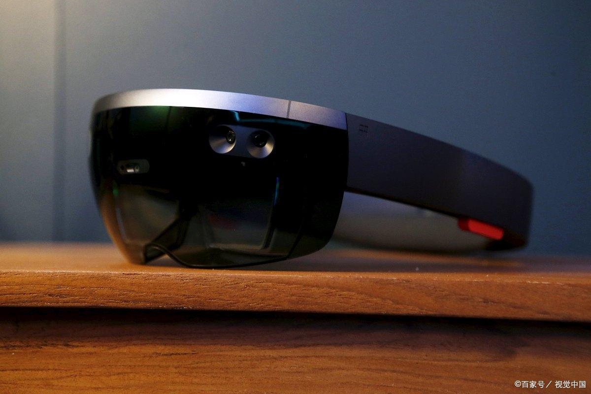 Microsoft HoloLens 1 - the world's first untethered holographic ...