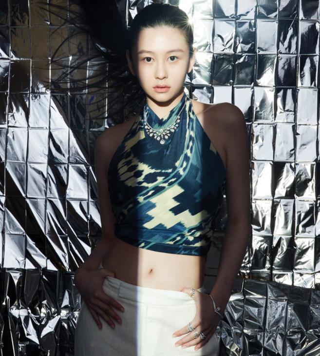 Qiu Shuzhen's daughter shows off her long legs in sexy photos!It is ...