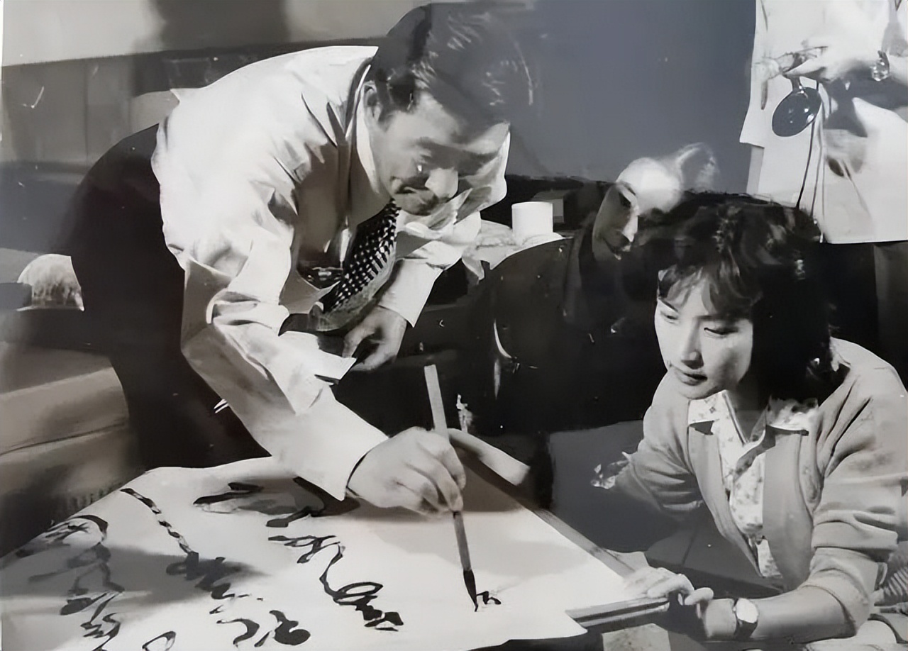 The old photo of director Zhao Dan splashing ink was exposed. In the ...