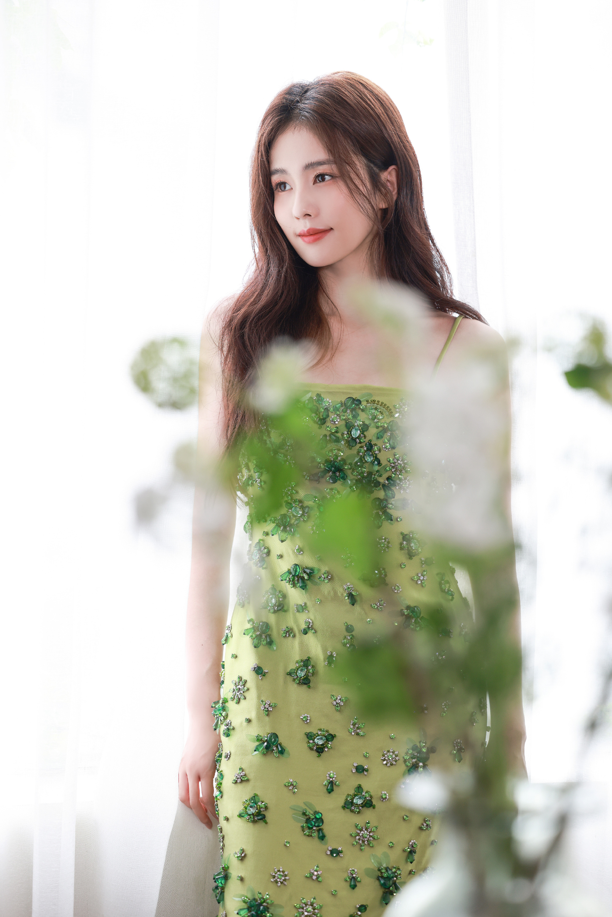 Popular actress Bailu is basked in a green suspender skirt photo, with ...