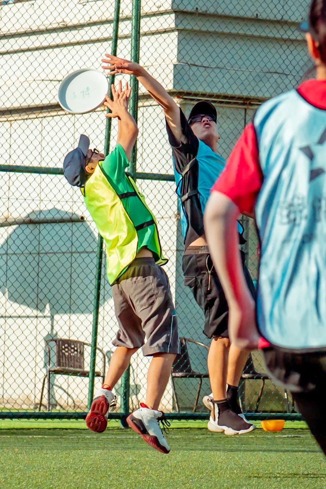 How do you play the "Extreme Frisbee" that has exploded on the Internet ...