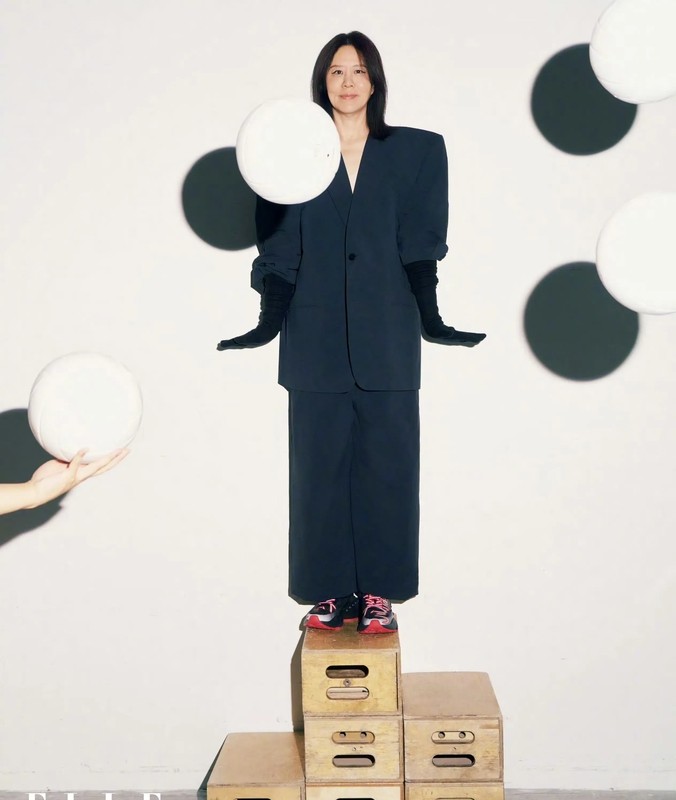 Lang Ping wears Balenciaga on the cover of ELLE magazine. She puts on ...