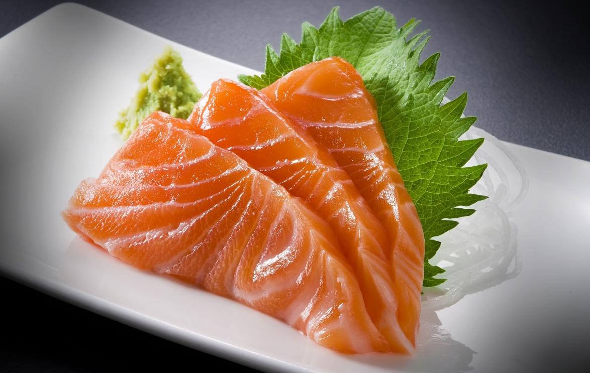 Why should salmon be eaten raw? The risks and benefits of this way of ...