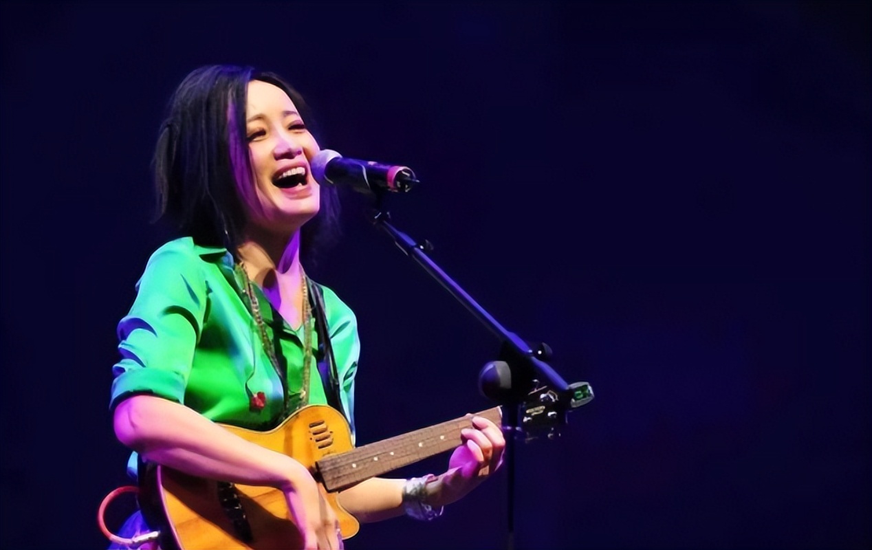 She sang at the Spring Festival Gala for 4 consecutive years, and was ...