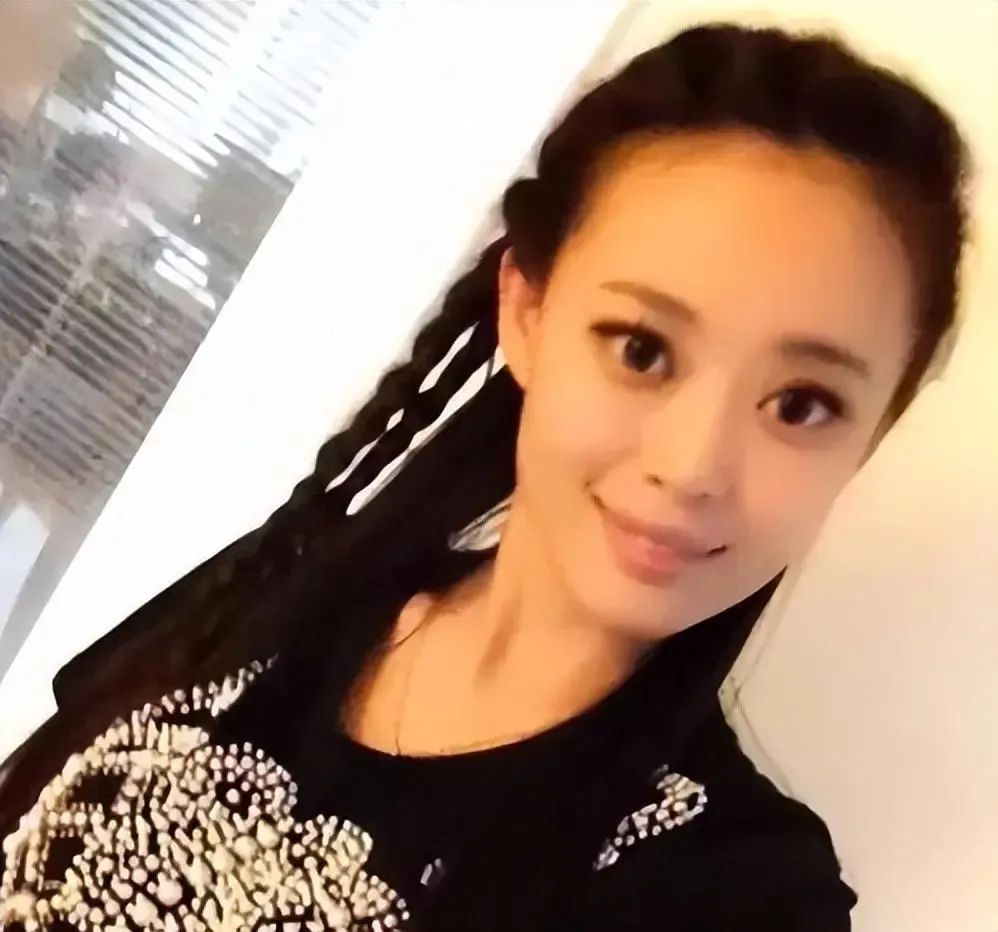 She was the beauty host of CCTV. She died shortly after giving birth. Her husband did not attend ...