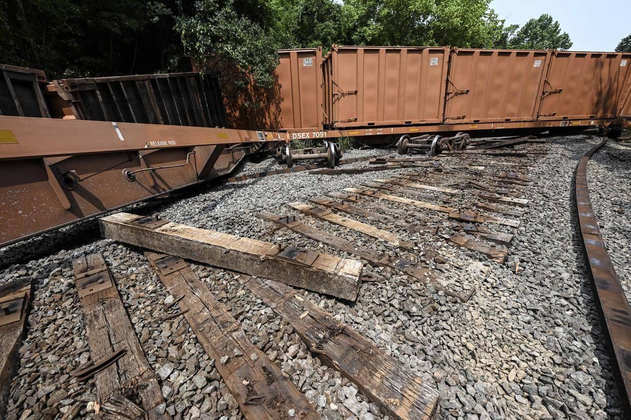 American trains "poison" themselves: 1,705 derailments per year, 4.5 ...