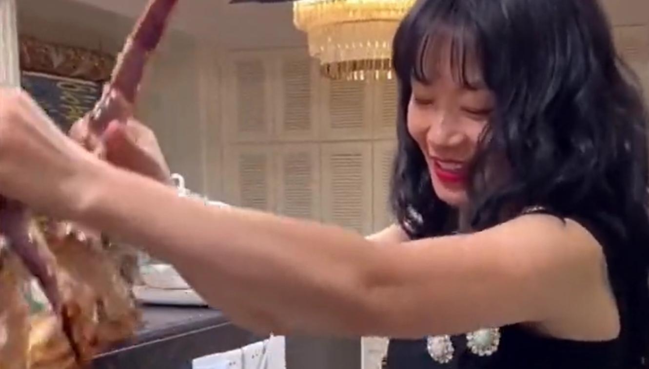 Cici888 Family Banquet: No lobsters are not happy, Pomegranate will accompany her in the cooking ...