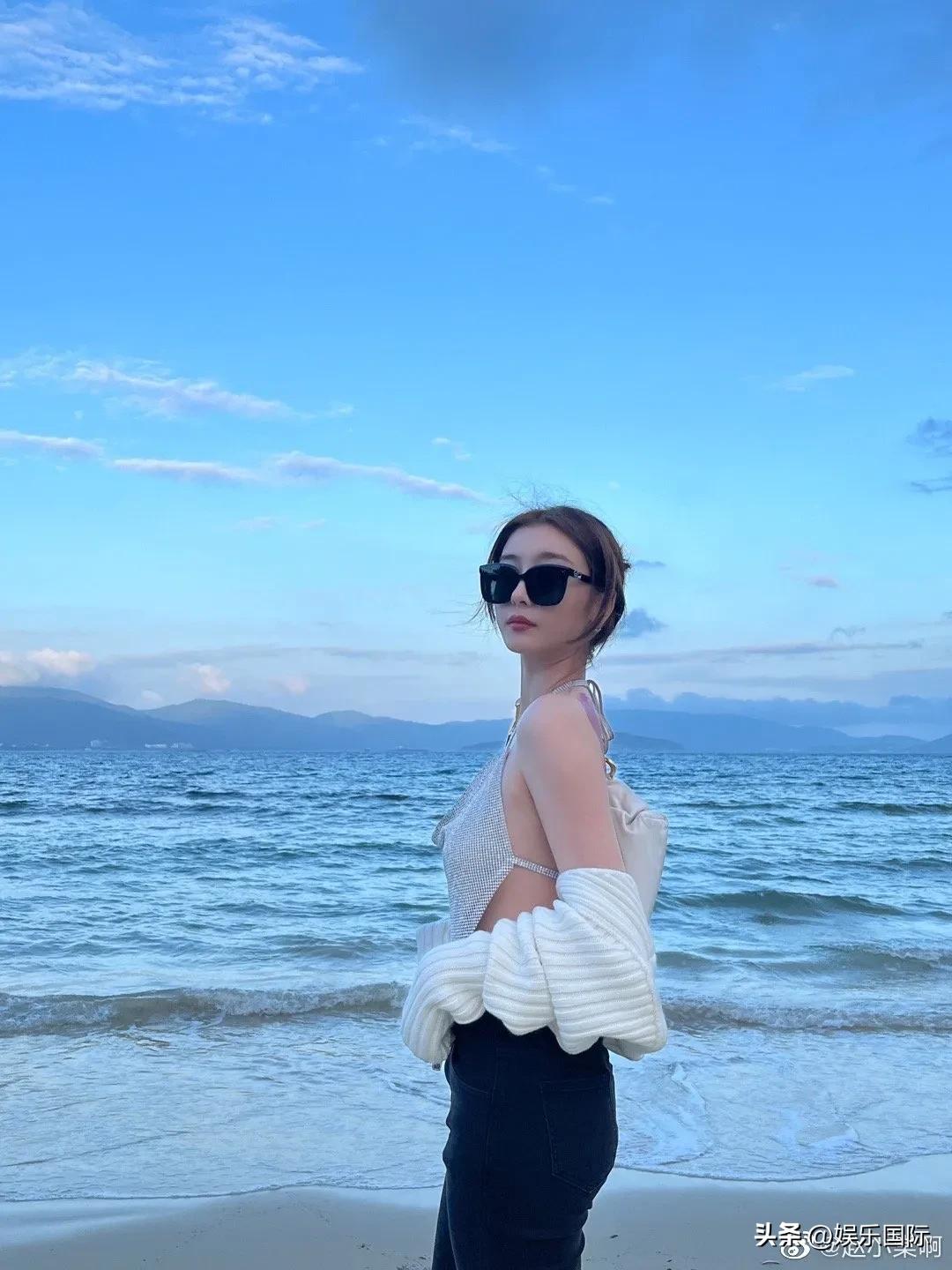 Zhao Xiaotang shows off her figure wearing a suspender top for ...