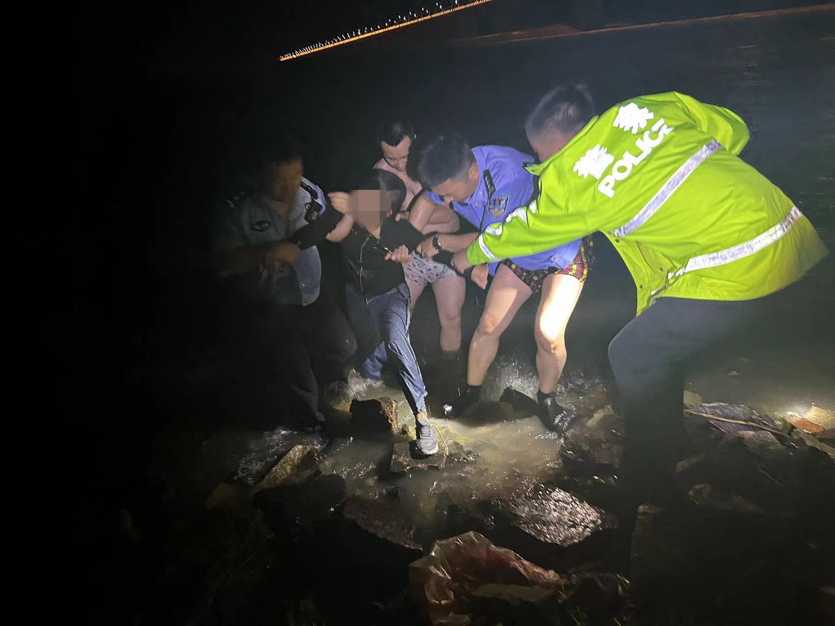 Life and death rescue! The woman jumped into the river late at night ...