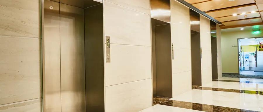 The elevator suddenly falls, can jumping up a second before landing ...