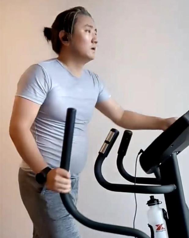 42-year-old Ye Jing checks in at Sanya Food Street, with gray hair and out-of-shape figure, she ...