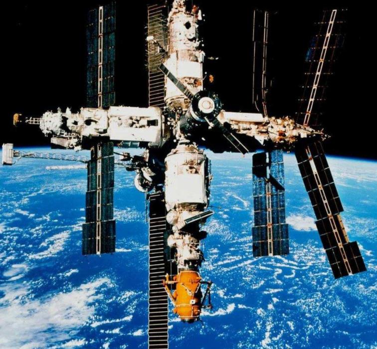 After 15 years of flying, the Mir space station weighing more than 130 ...