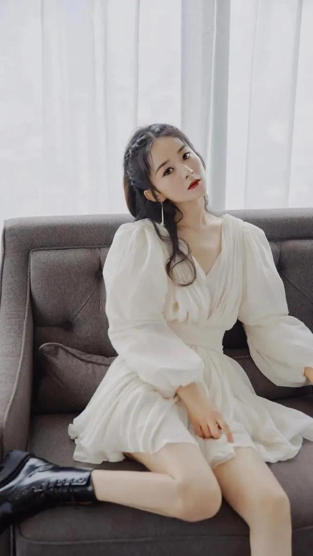 Zhao Liying's beautiful legs atlas - iNEWS