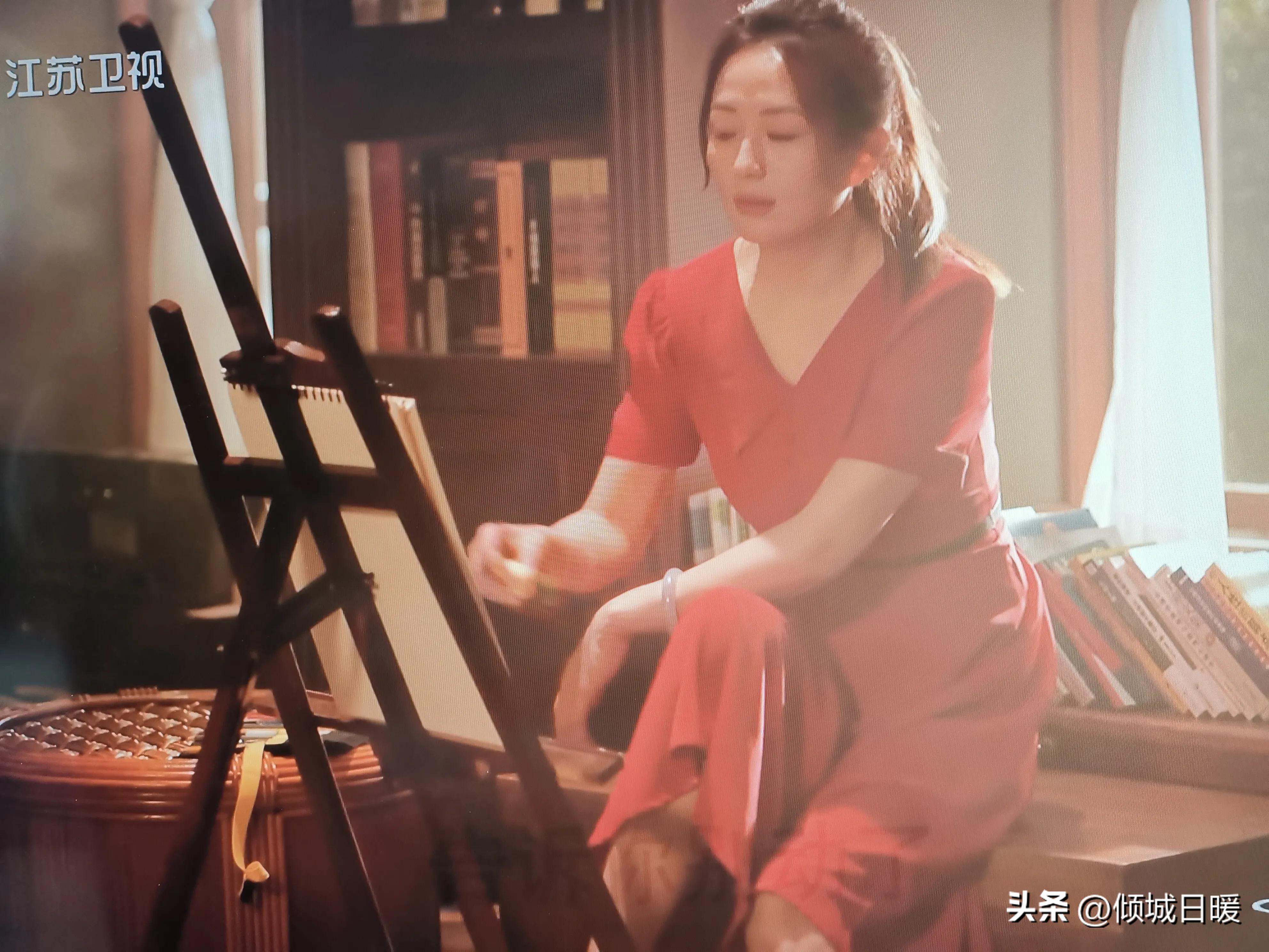 In "The Female Psychologist", Yang Tongshu is beautiful in a red dress ...