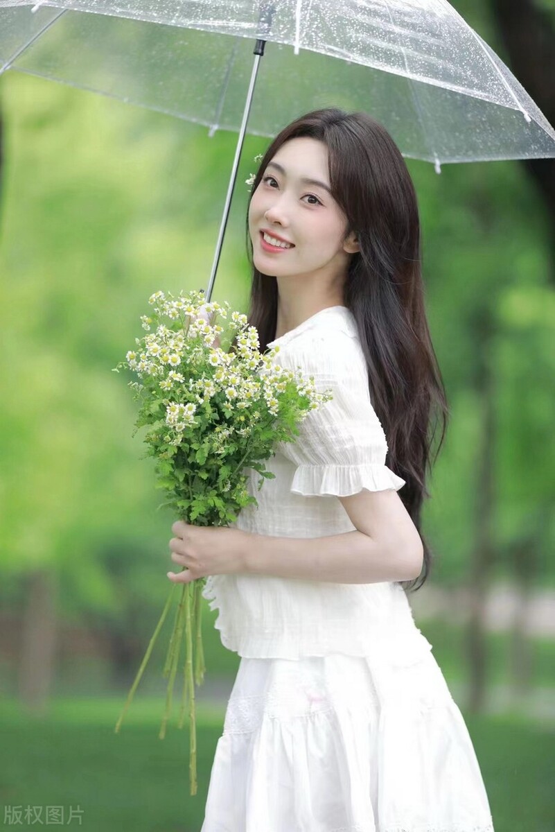 Xuan Lu's white dress in the rain looks like a photo with a cool breeze ...