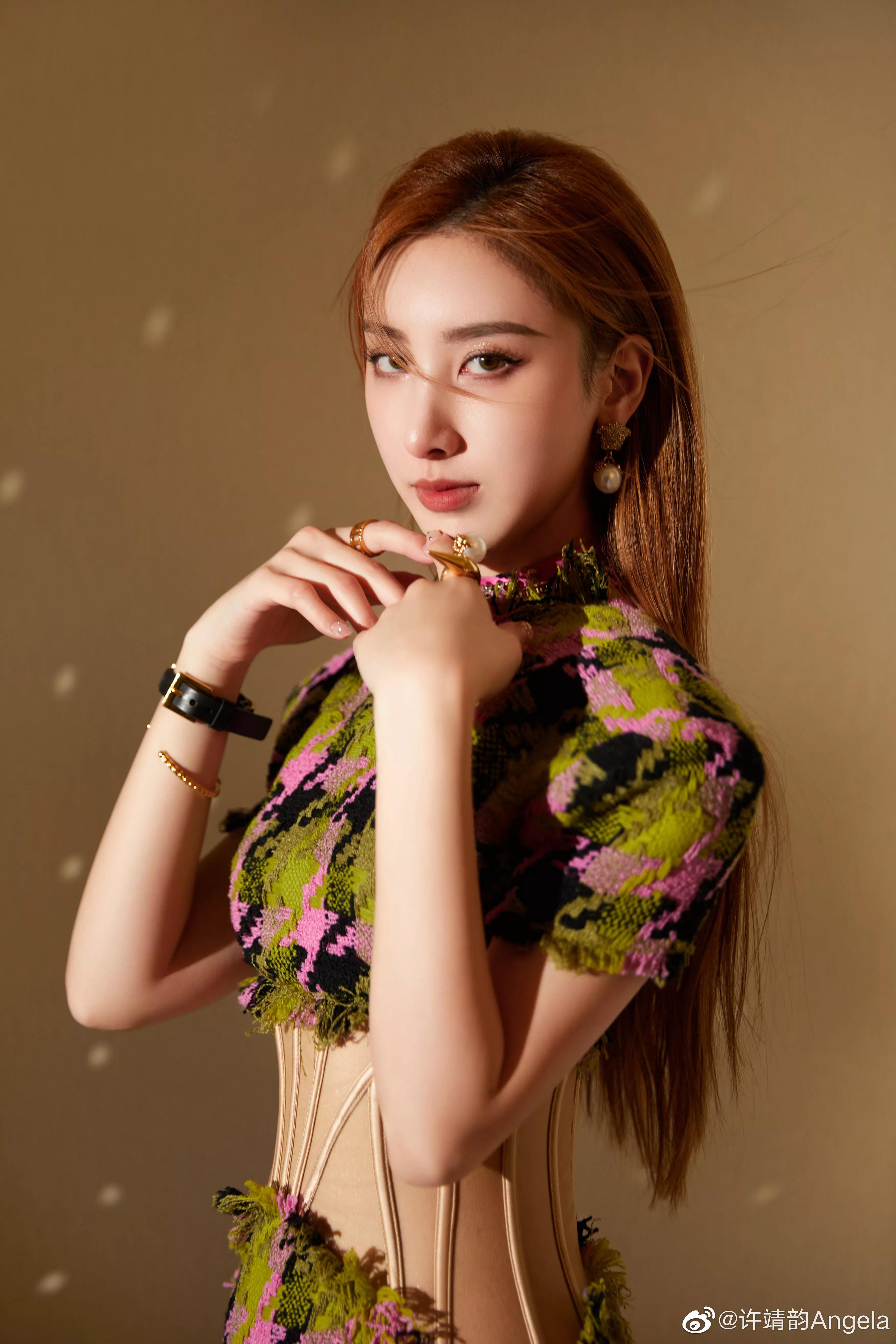 Xu Jingyun's photo, wearing a plaid one-piece skirt, elegant, fashionable and pretty - iMedia