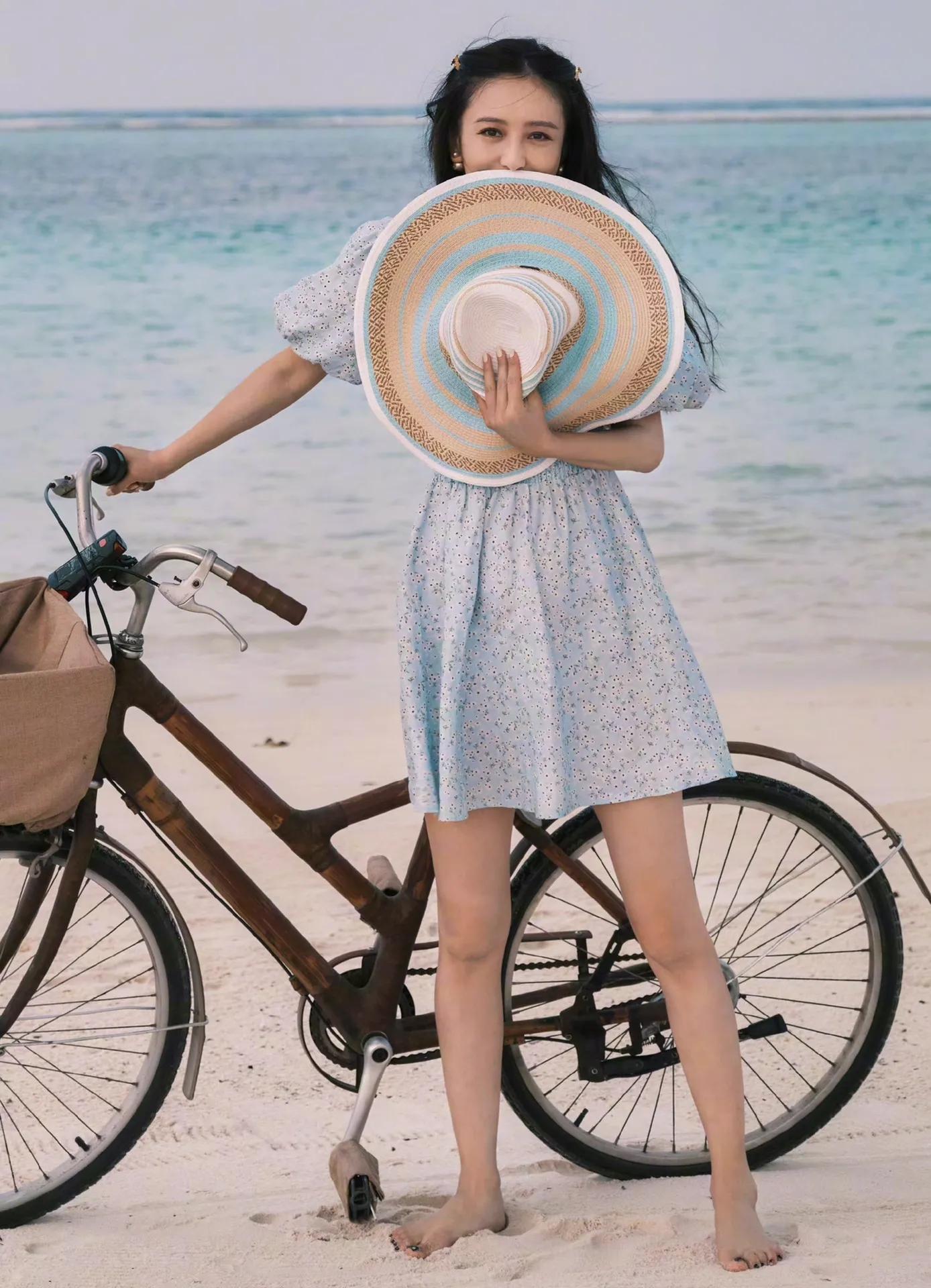 Tong Liya's seaside photo blockbuster‖Light blue floral dress, cute and cute - iNEWS