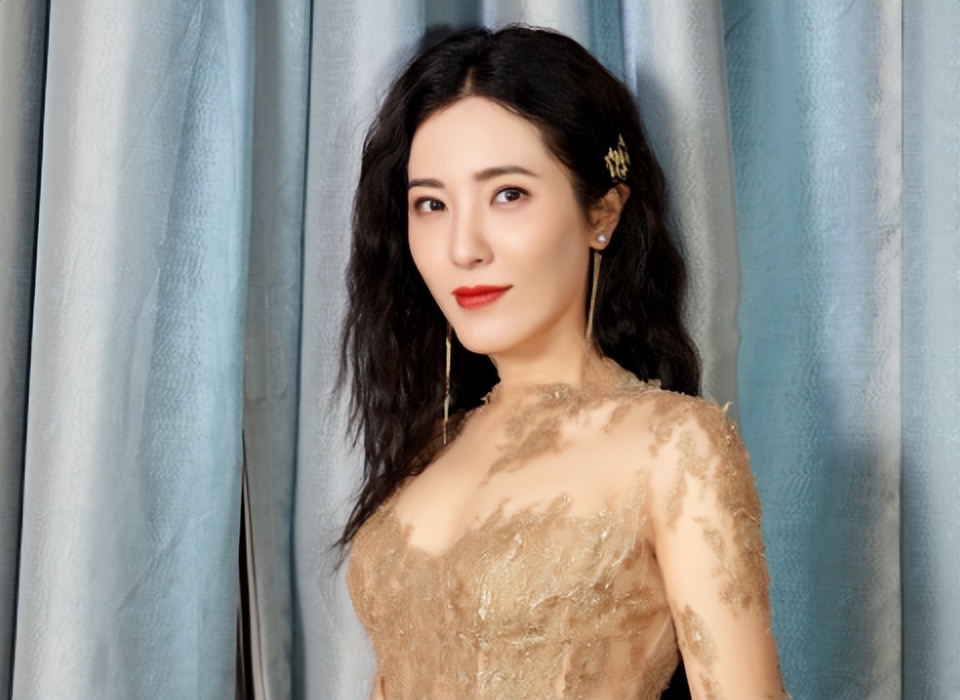 "The Stars Are Brilliant · The Moon Rises to the Sea", the heroine's ...