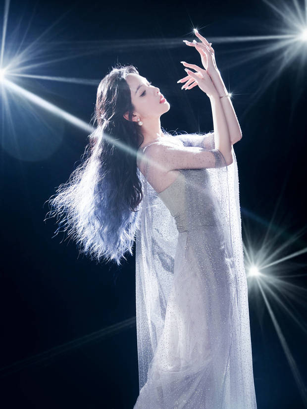 Chen Duling wears a sequined gauze dress, gentle and dignified, with ...