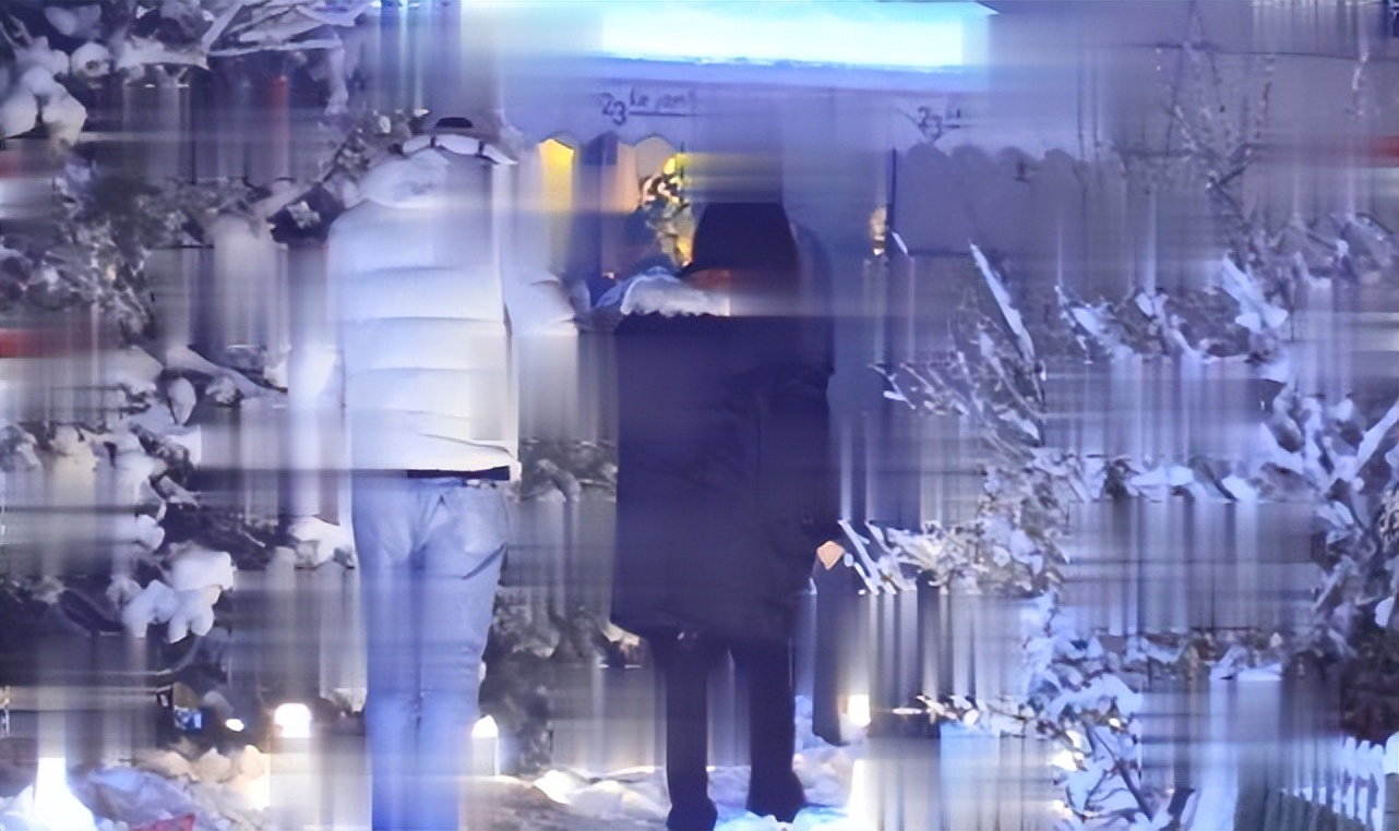 Yao Di played with a man in a bar, the two behaved intimately and went ...