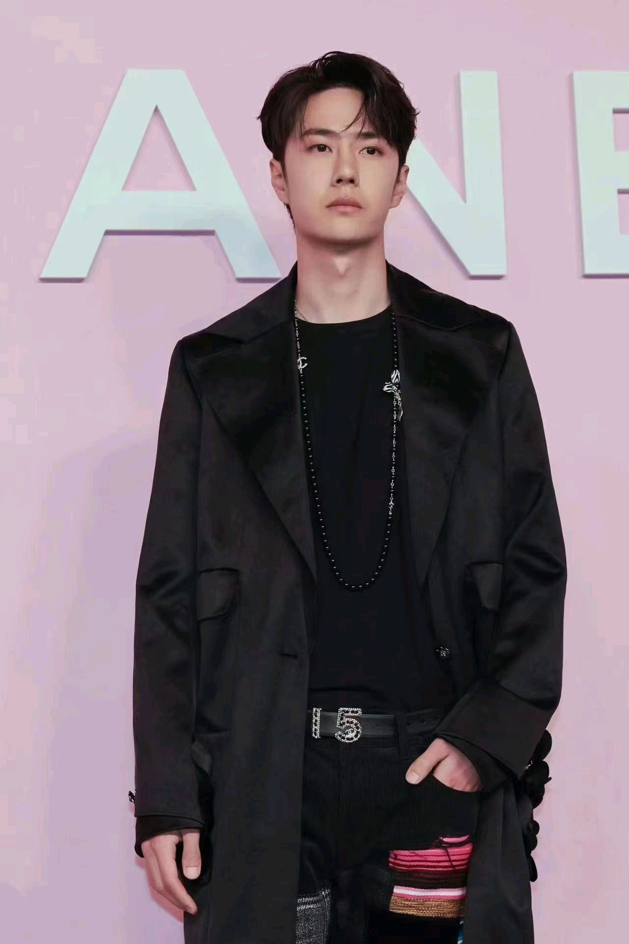 Wang Yibo's handsome foreign media photo of Chanel event is worthy of ...