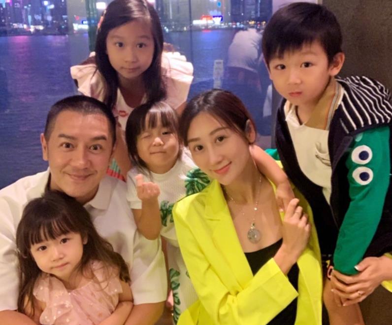 The couple was rumored to be divorced. Chen Haomin started a live ...