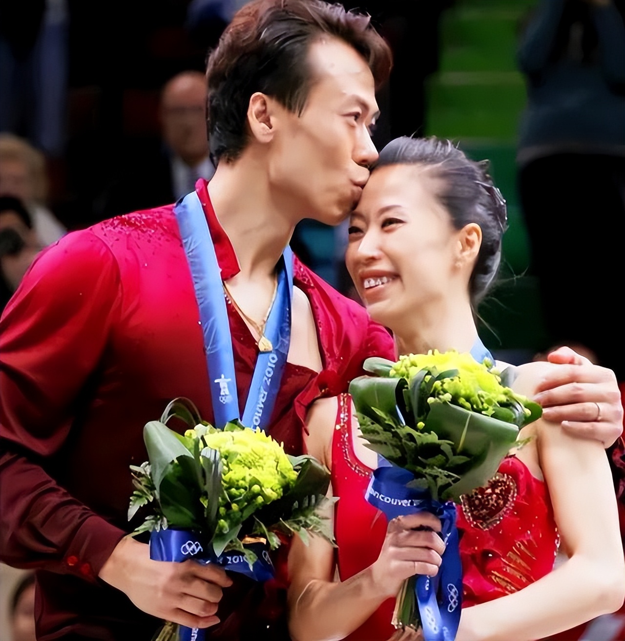 The 49-year-old ice legend Zhao Hongbo appeared after a long absence!Gray hair shows old age ...